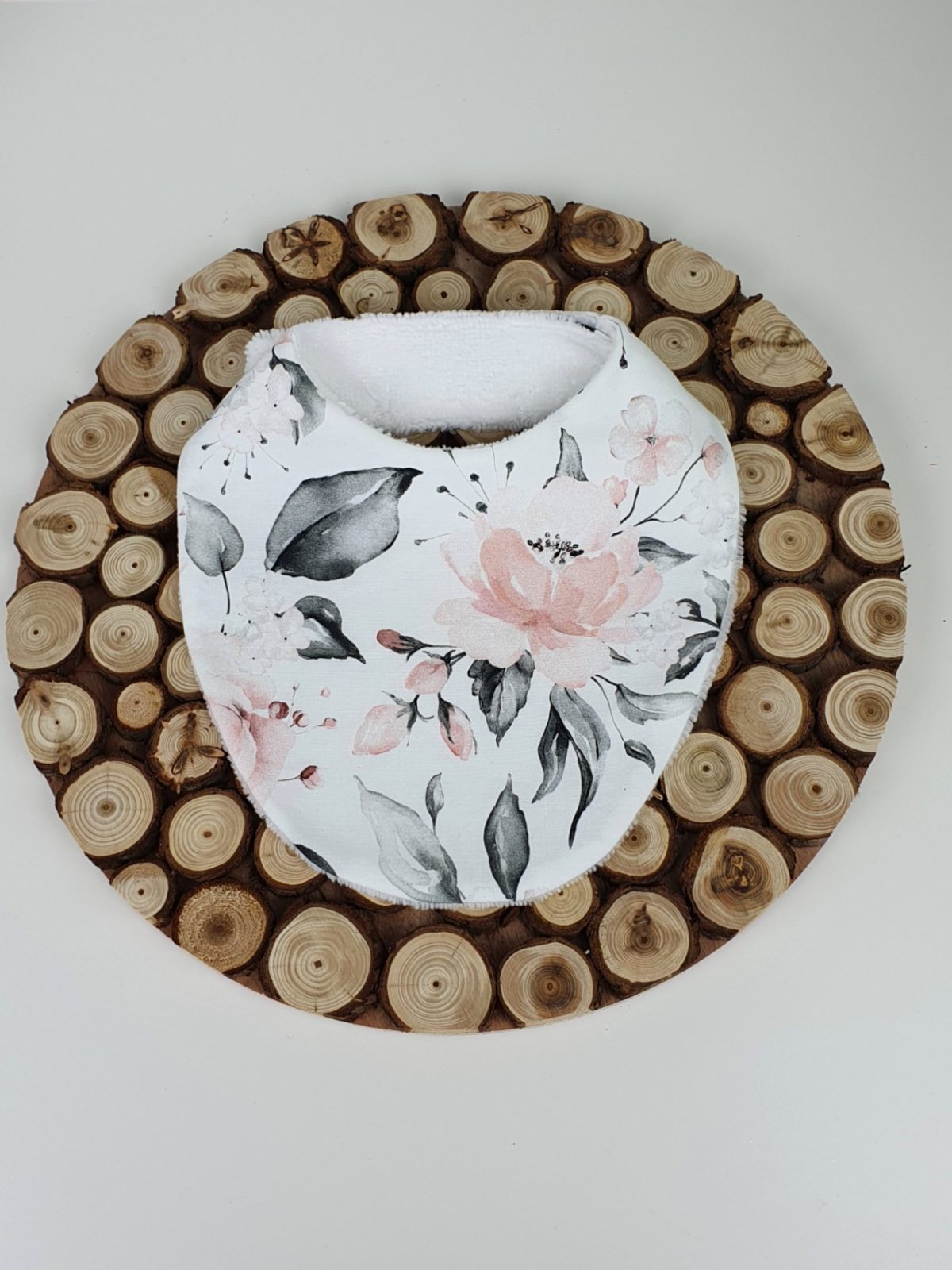 Babero colección “Flor delicada” | Decoración infantil.